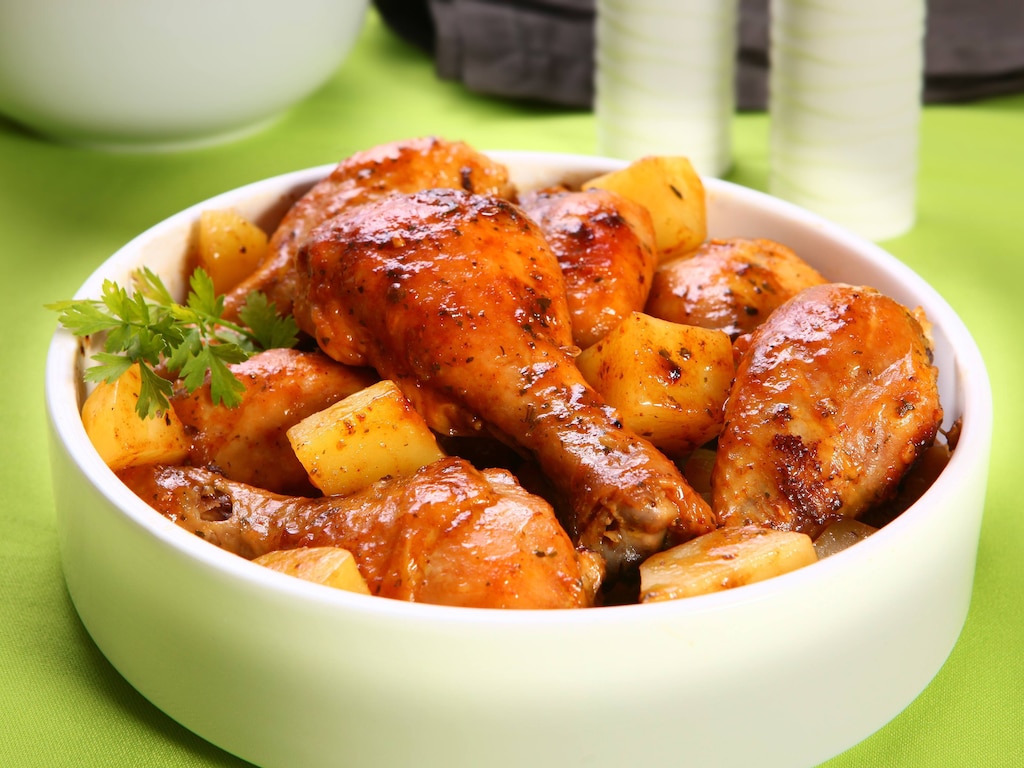 Frango Assado Suculento com Batatas Douradas | Recepedia