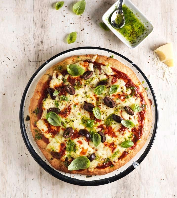 Pizza de tomate, albahaca y aceitunas negras | Cica
